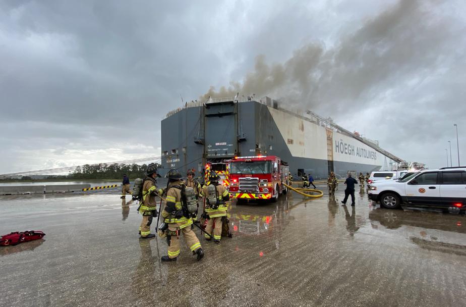 JFRD: Firefighters hurt in explosion while fighting cargo ship fire ...