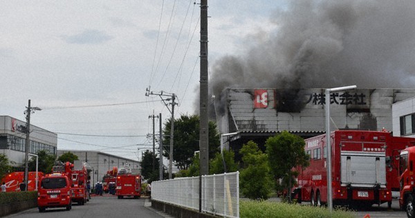 3 firefighters and 1 police officer missing after warehouse fire in ...